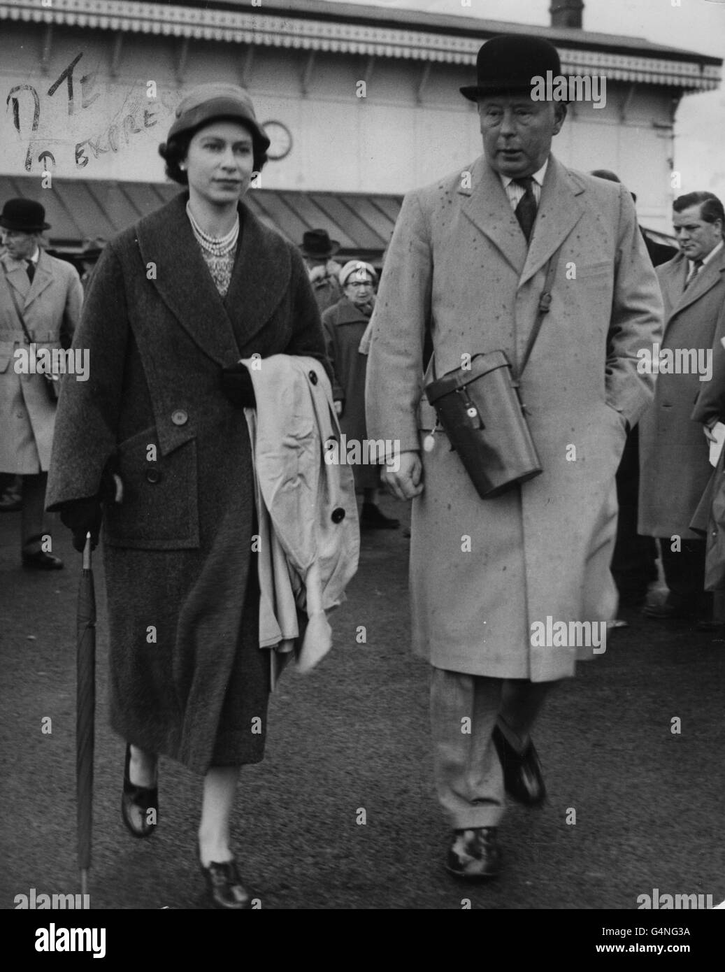 Horse Racing - Queen Elizabeth II - Hurst Park Racecourse. Queen ...