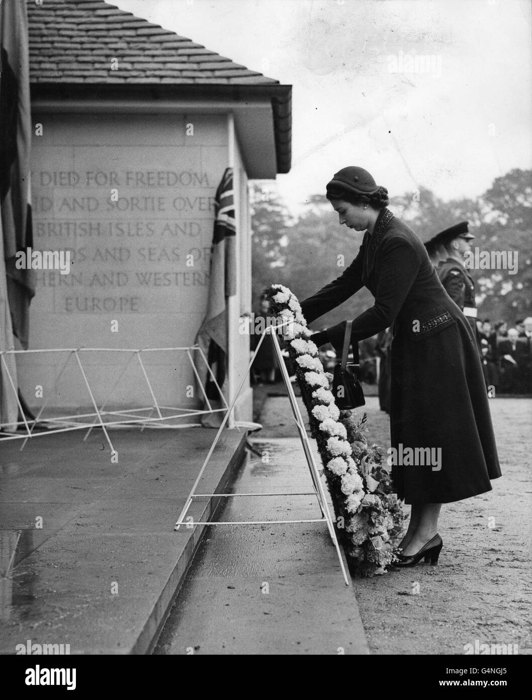 Queen elizabeth ii runnymede memorial unveiling hi-res stock ...