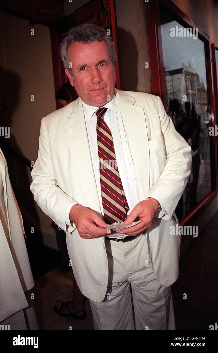 Former bbc war correspondent martin bell hi-res stock photography and ...