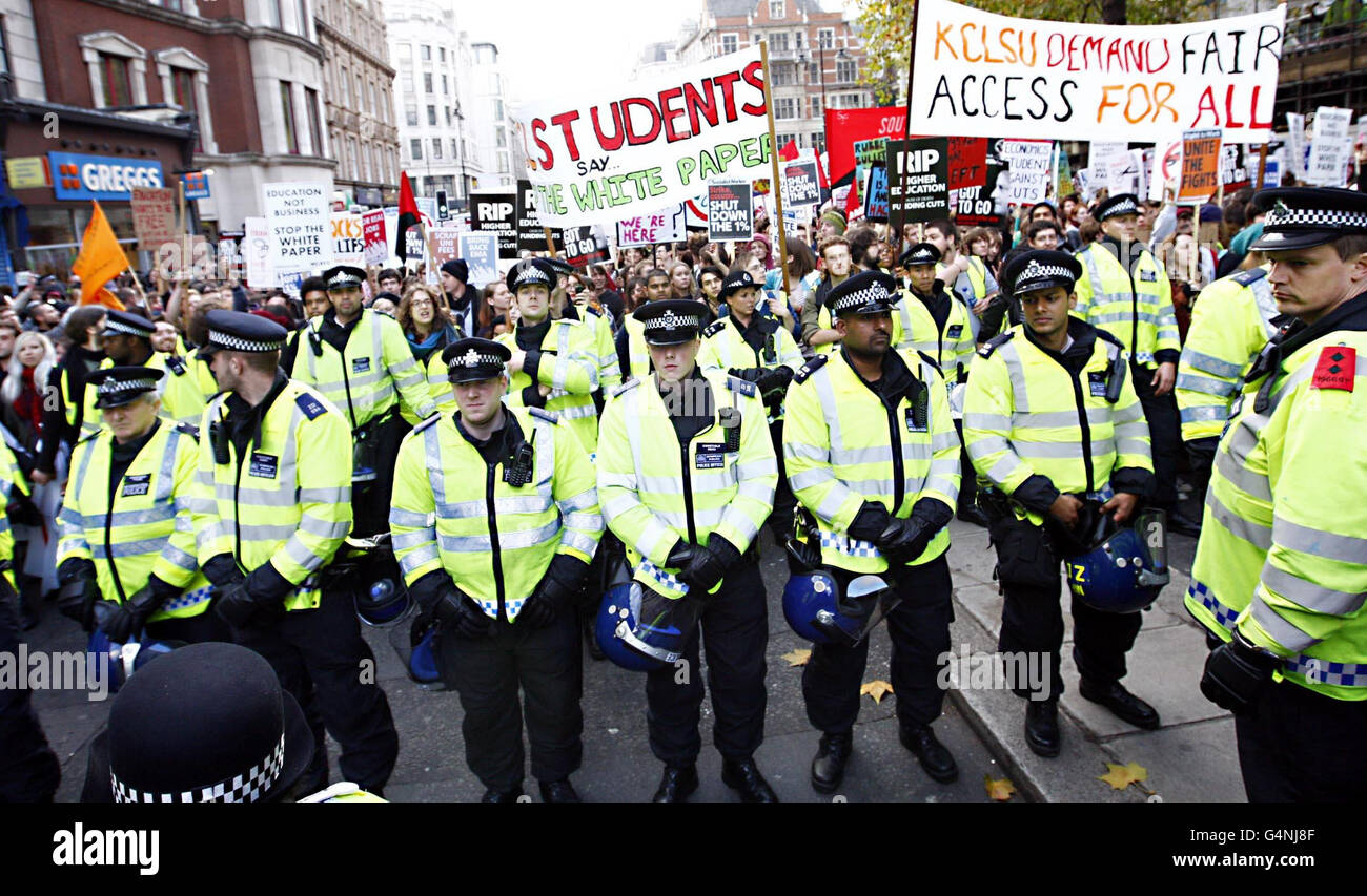 London latest student fees march hi-res stock photography and images ...