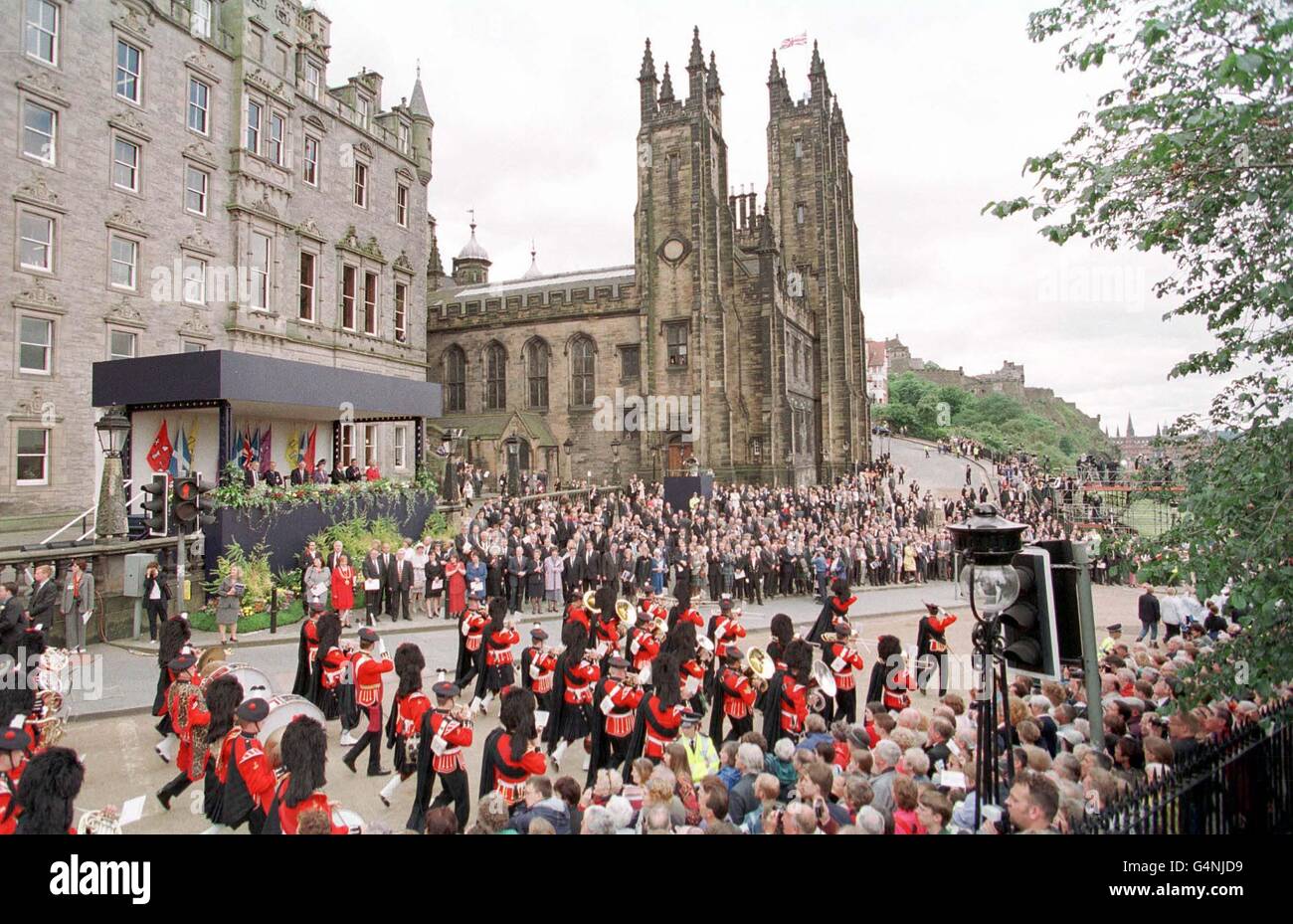 Scot p-ment/Crowd watch parade Stock Photo - Alamy