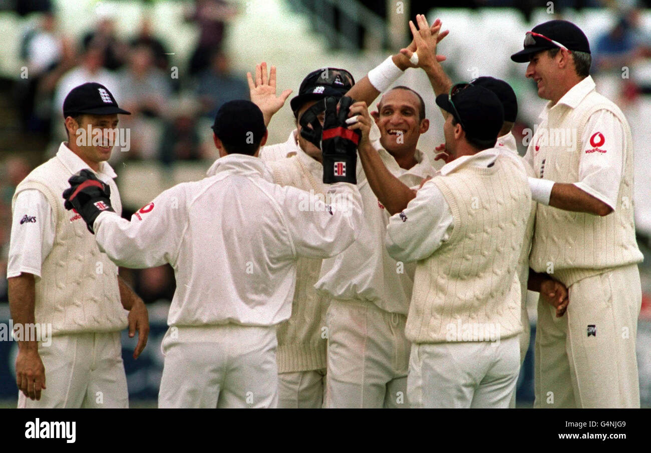 Sport cricket nasser hussain mark butcher hi-res stock photography and ...
