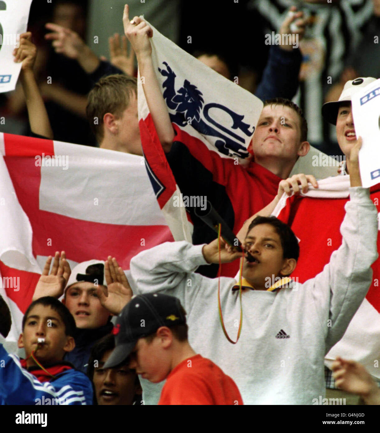 CRICKET/England cheers. School children cheer the England cricket team ...