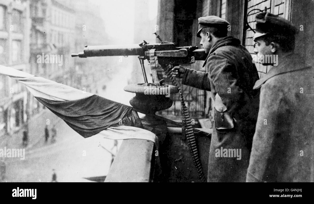 German revolution/machine gun Stock Photo - Alamy