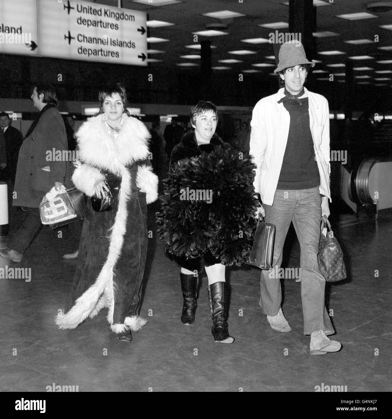 Singer actress daughter of the late judy garland at heathrow airport ...