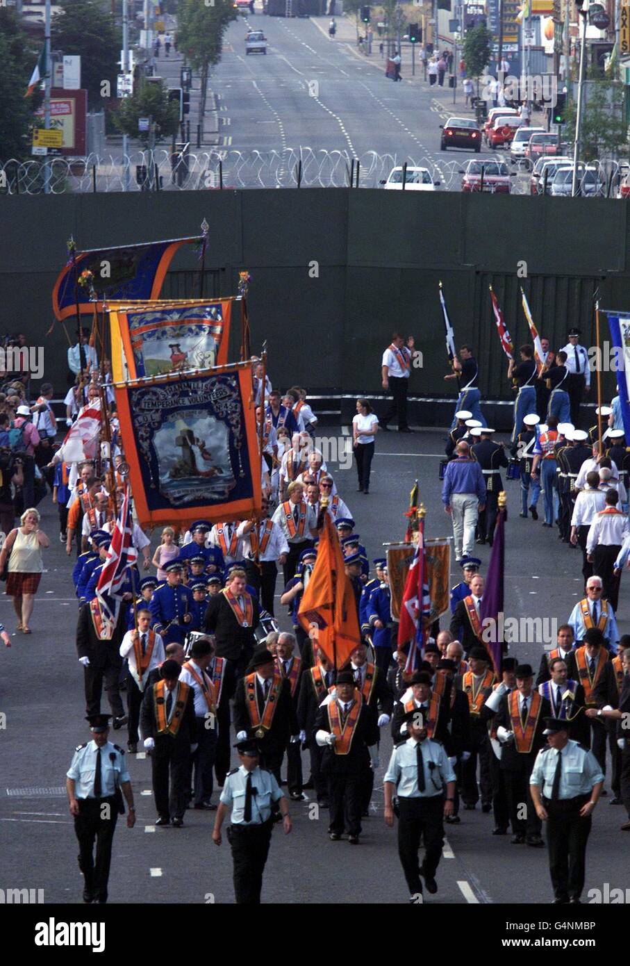 Orangemen march/Ormeau bridge Stock Photo - Alamy