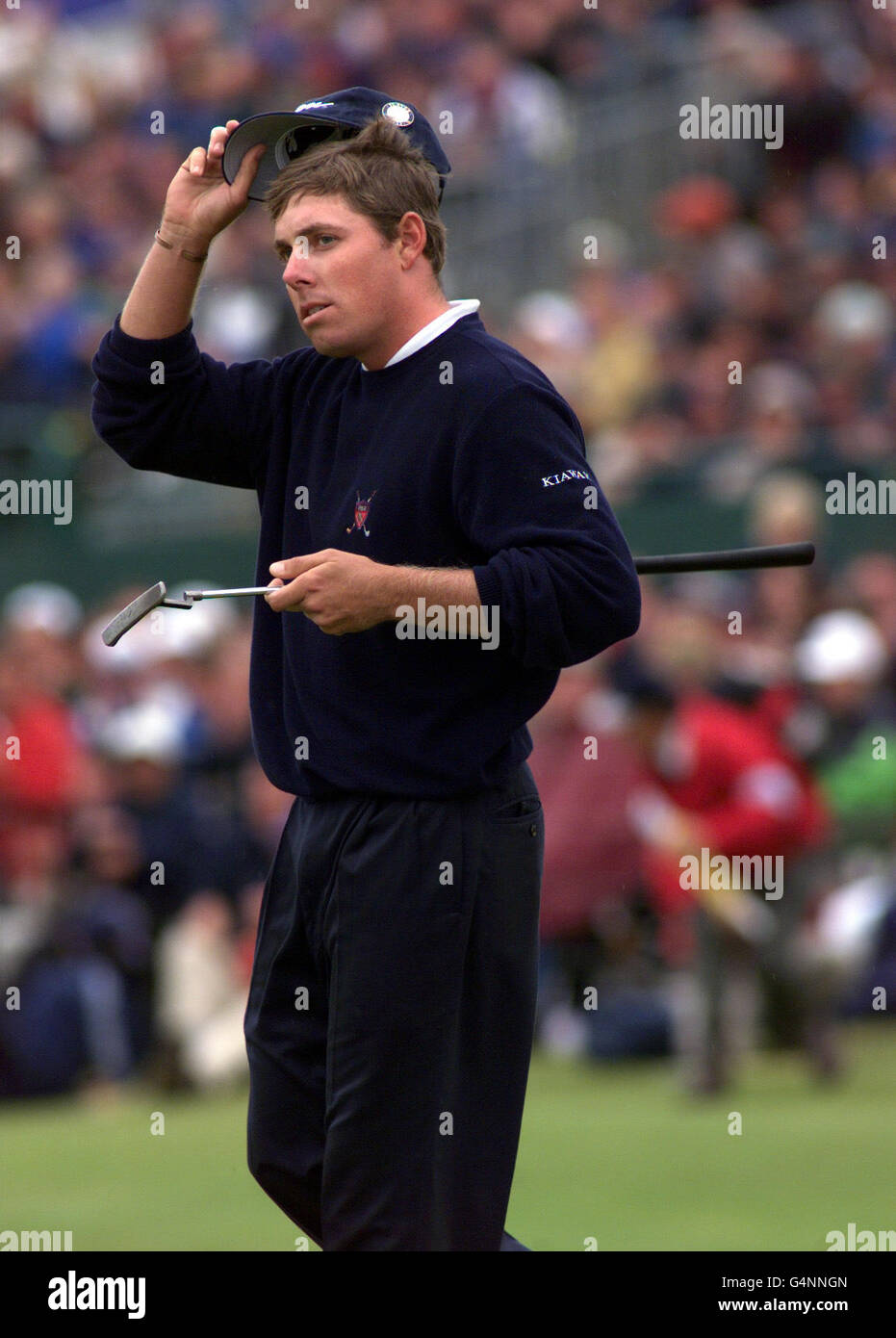 America's Jason Leonard salutes the crowd on the 18th green ) during ...