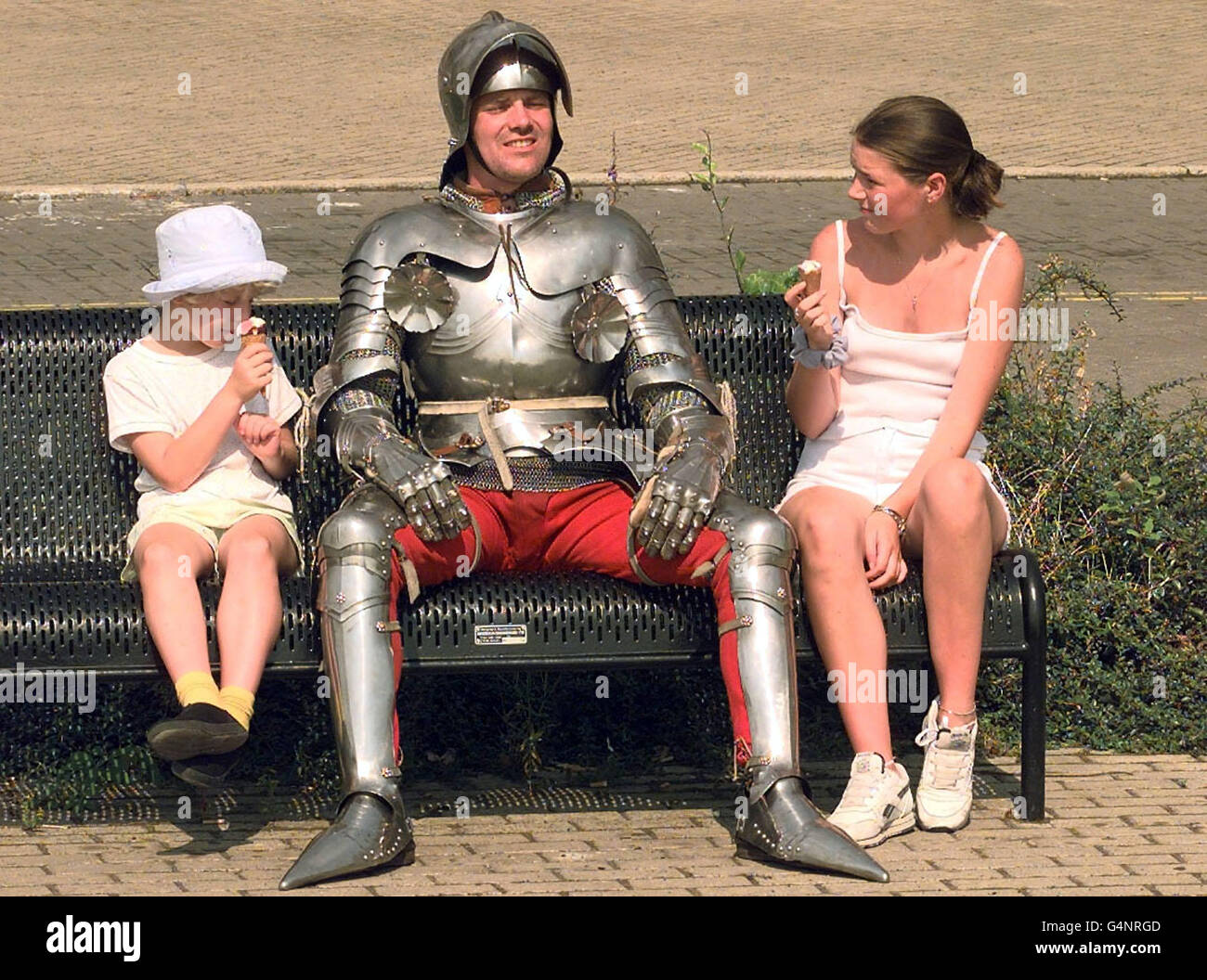 Two people dressed as knights hi-res stock photography and images - Alamy