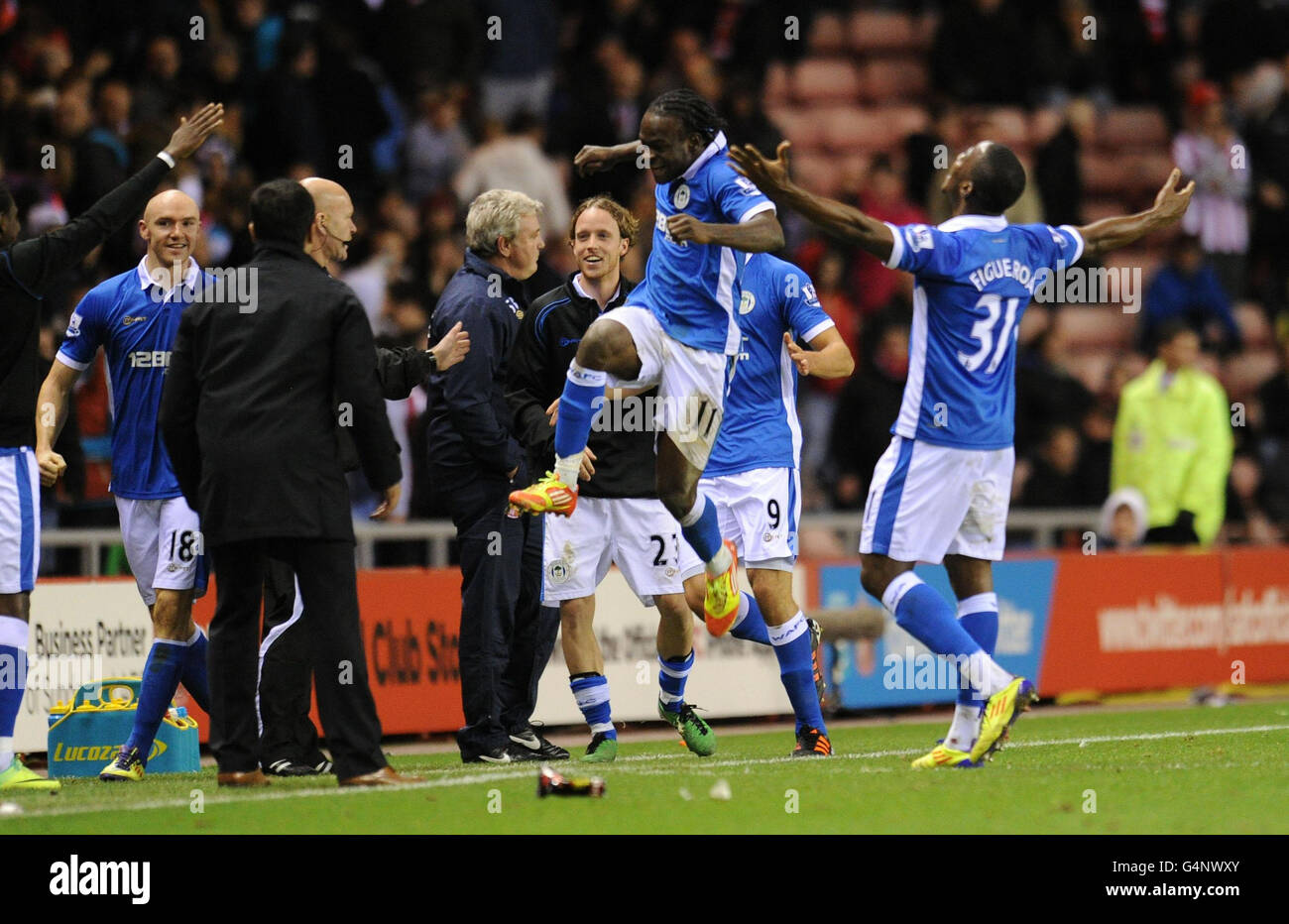 Soccer sunderland full length celebrating midair mangrr hi-res stock ...