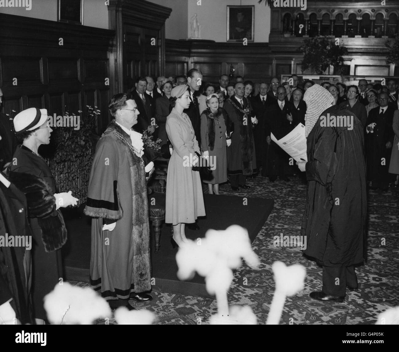 Queen elizabeth ii visit gloucester hi-res stock photography and images ...