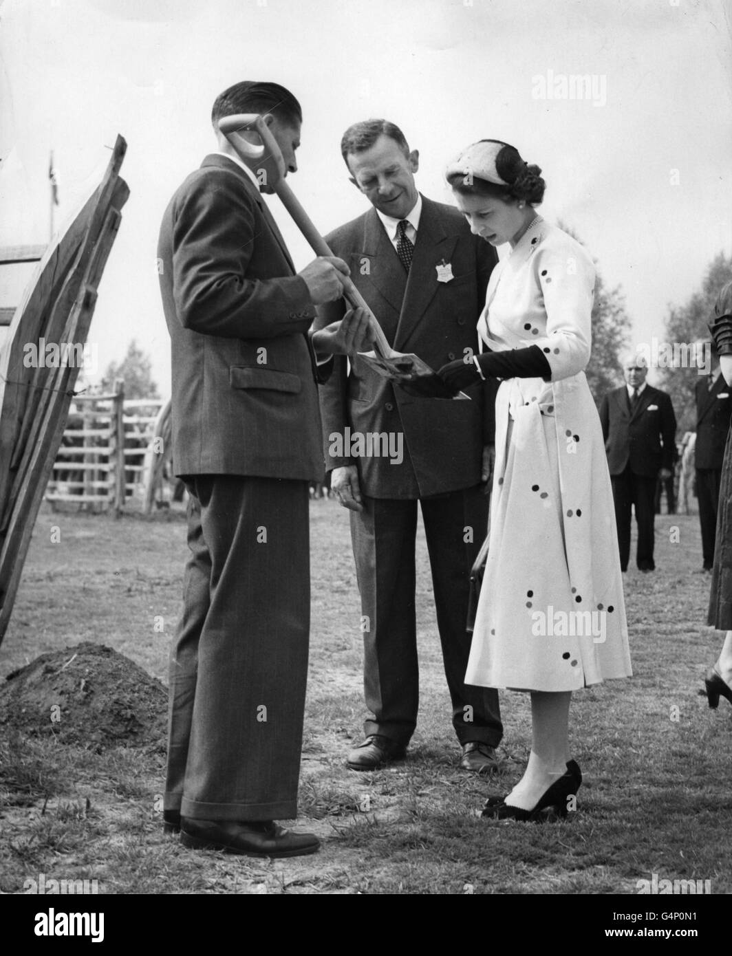 Queen elizabeth ii tree planting Black and White Stock Photos & Images ...