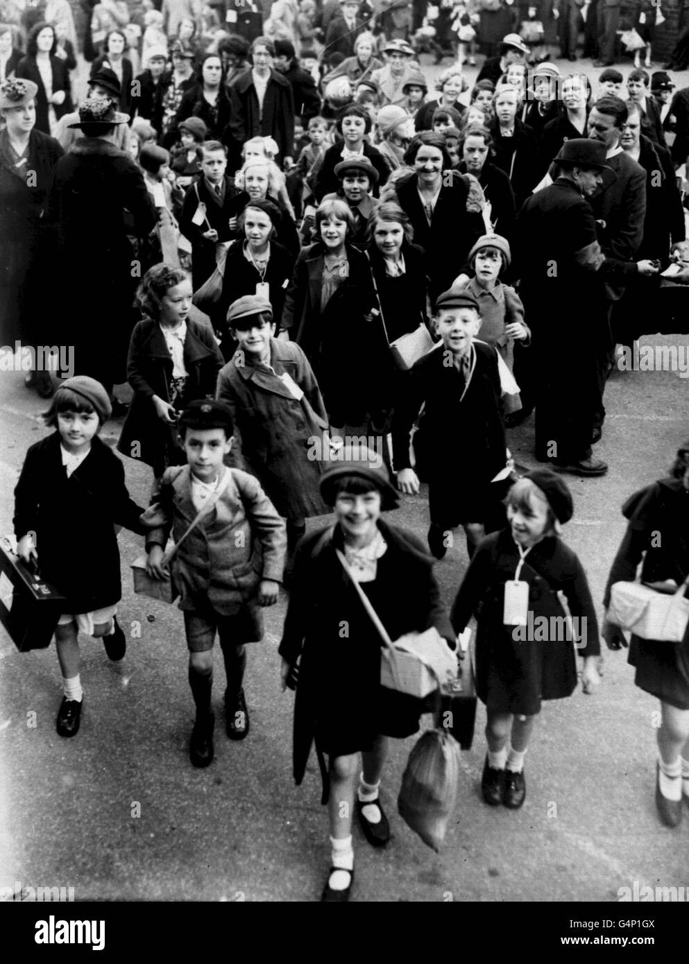 World war two children evacuees hi-res stock photography and images - Alamy