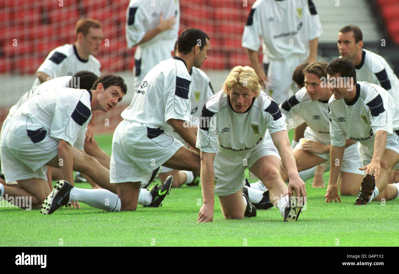 Colin Hendry (centre) stretches during Scotland team practice at ...