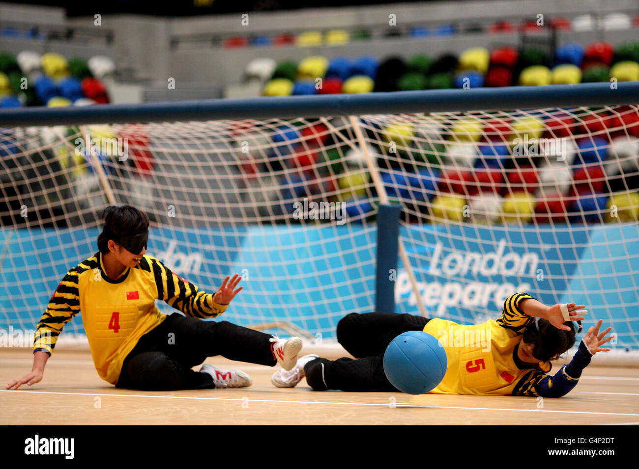 China's Shasha Wang (left) and Zhen Ju in action in the gold medal ...