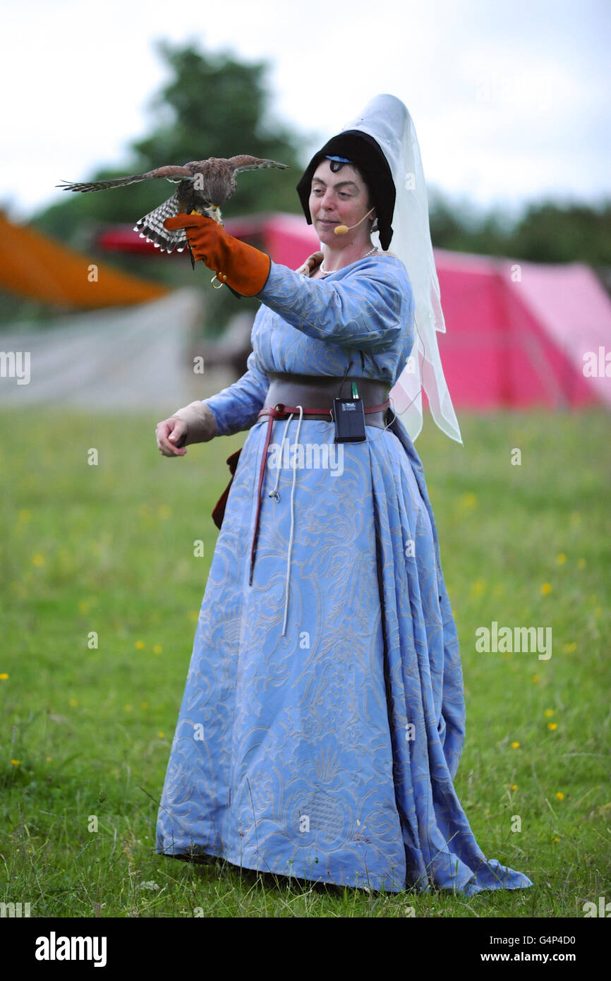 Falconry medieval costume english historical hi-res stock photography ...