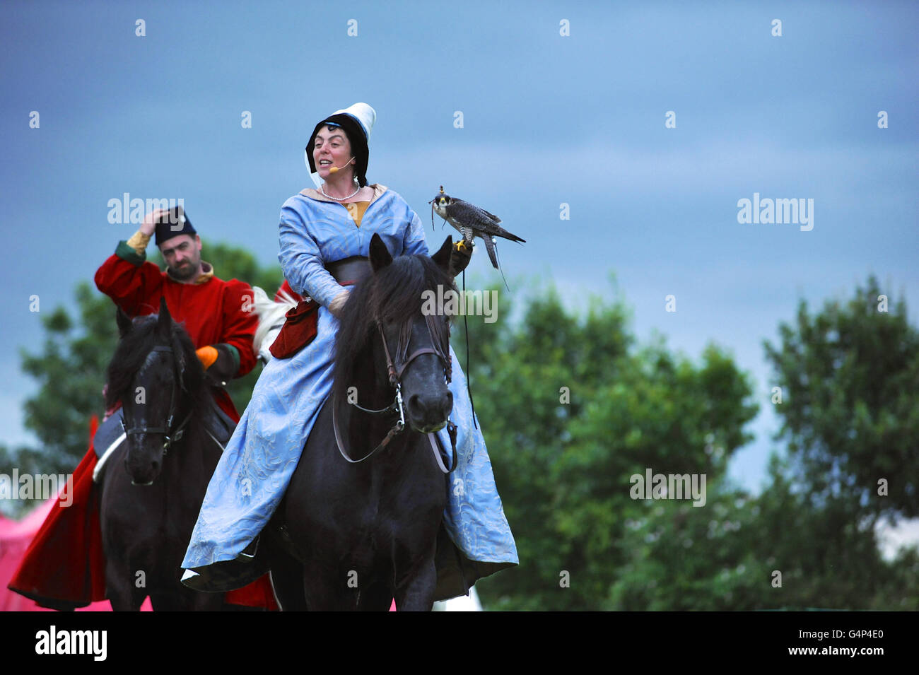 Falconry medieval costume english historical hi-res stock photography ...