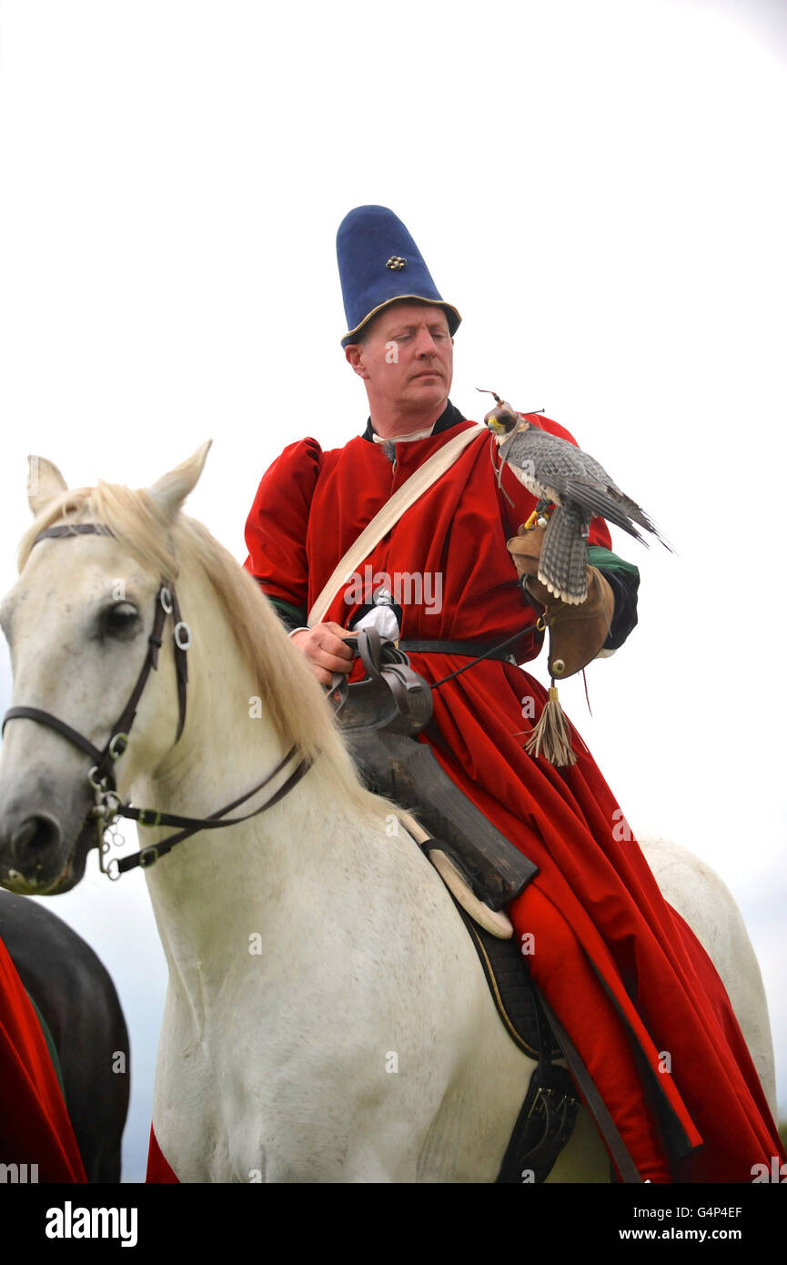 Falconry medieval costume english historical hi-res stock photography ...