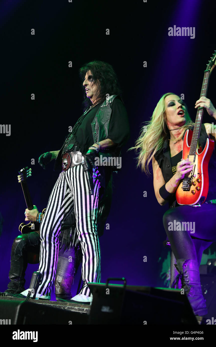 Alice cooper performance hi-res stock photography and images - Alamy