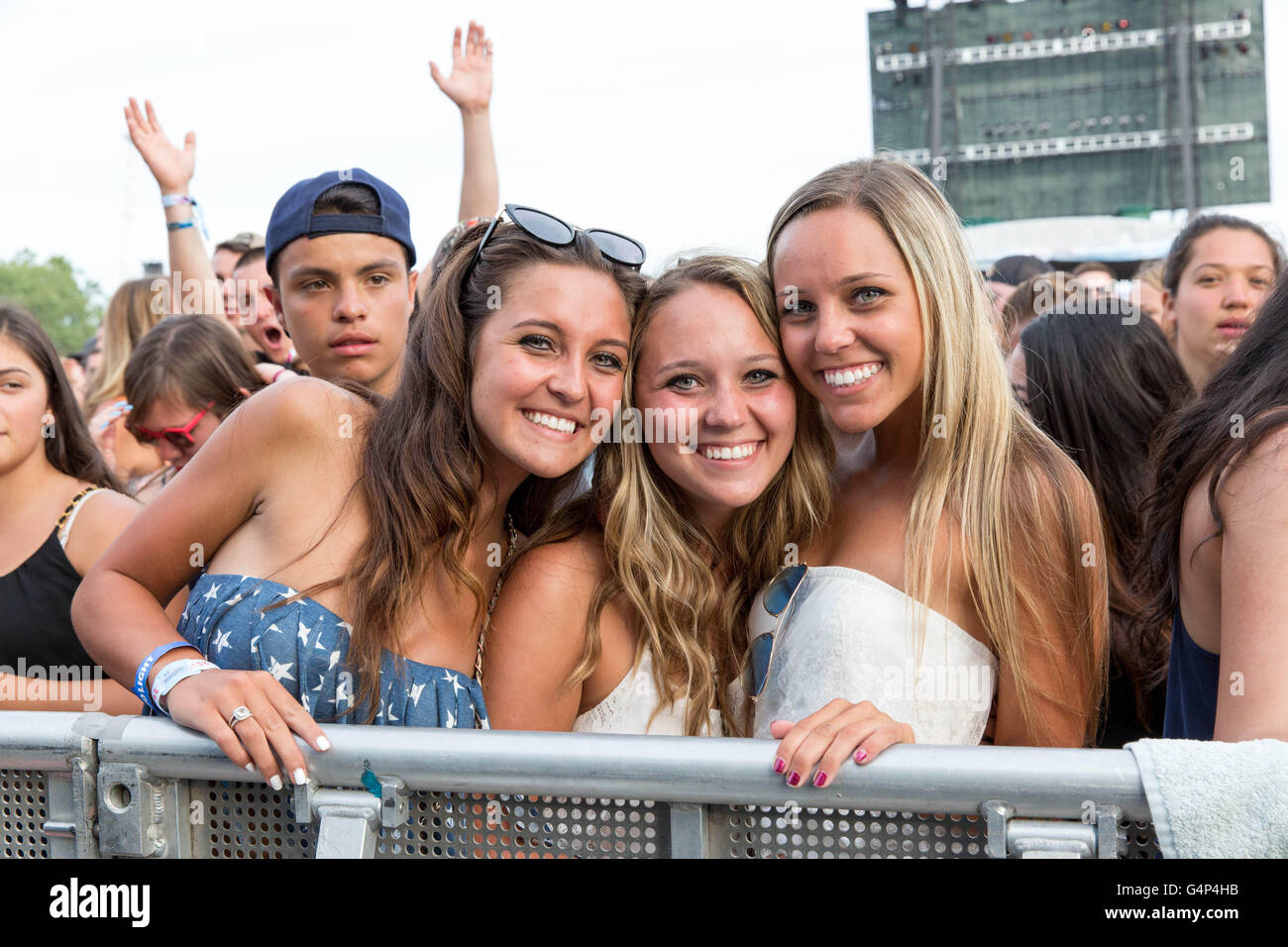 Chicago, Illinois, USA. 18th June, 2016. Female fans enjoy Martina ...