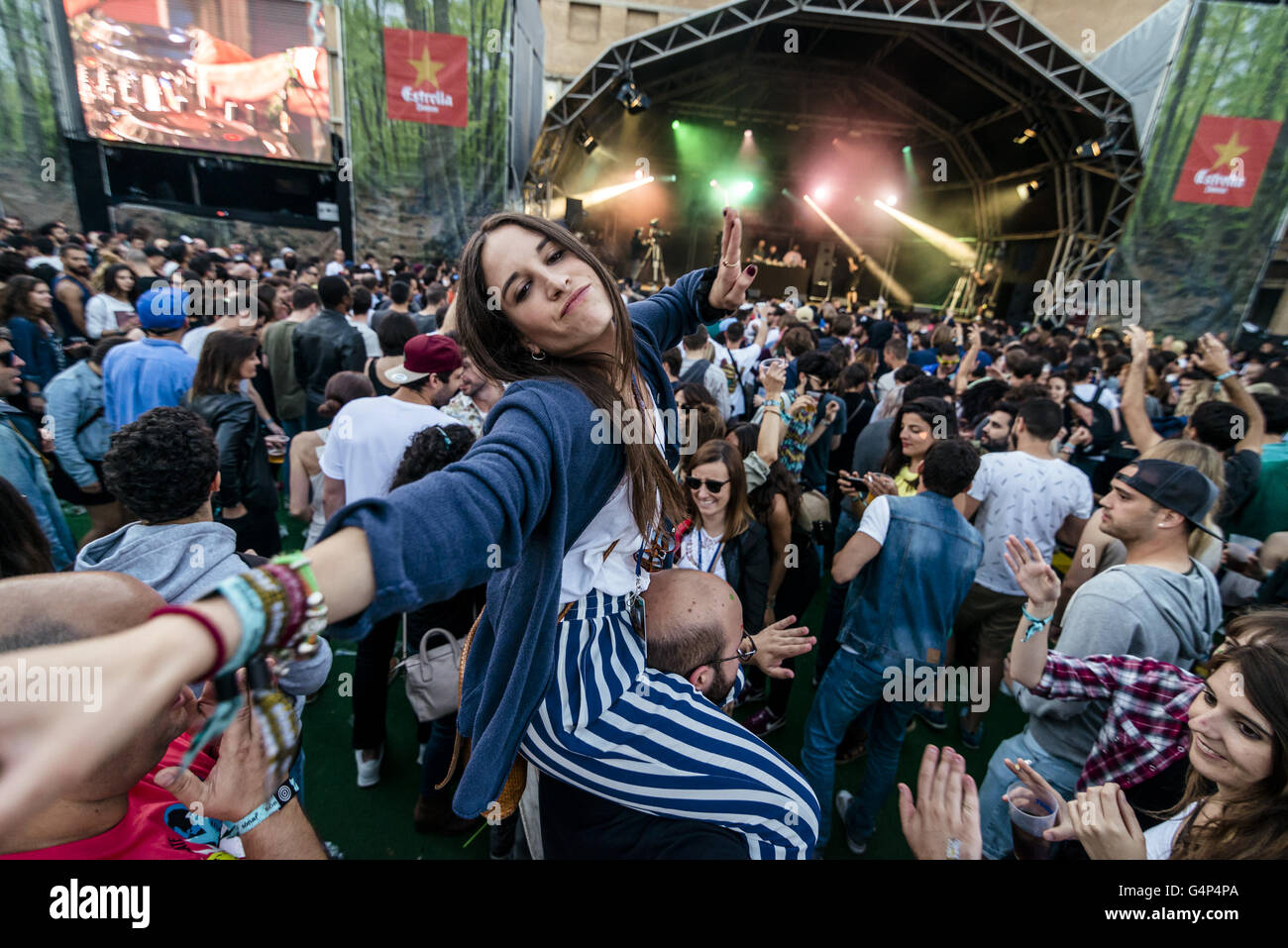 2016 stage concert crowded hi-res stock photography and images - Alamy