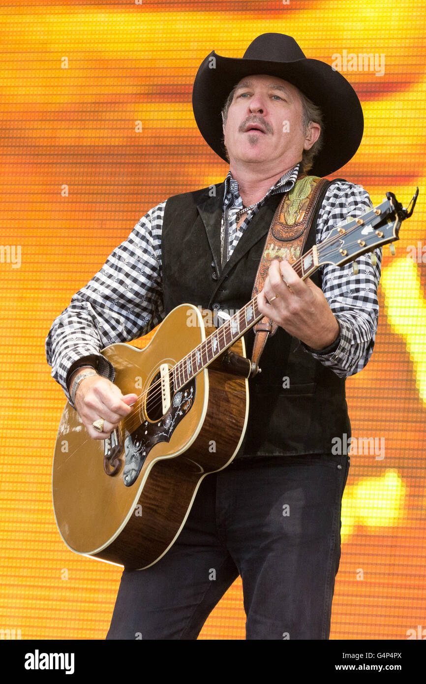 Brooks and dunn concert hi-res stock photography and images - Alamy