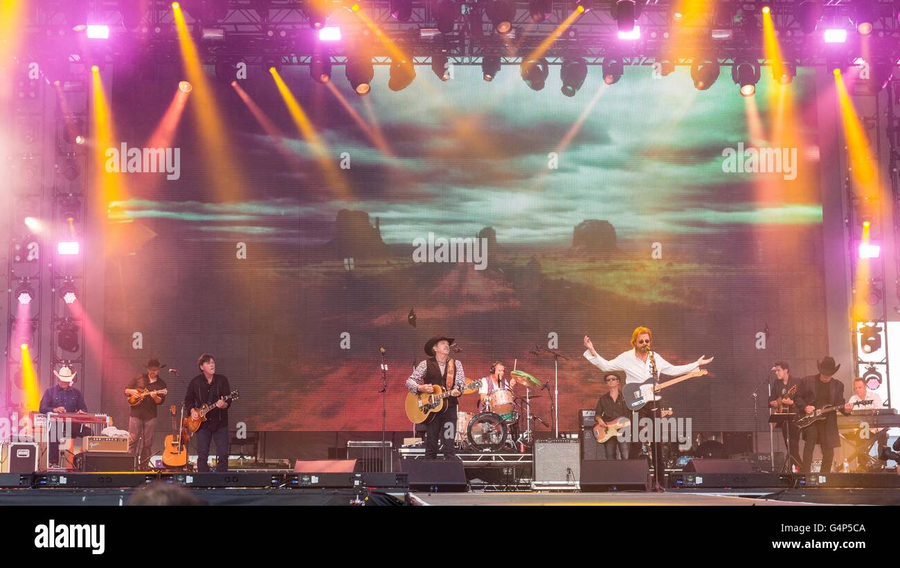 Chicago, Illinois, USA. 18th June, 2016. KIX BROOKS (L) and RONNIE DUNN ...