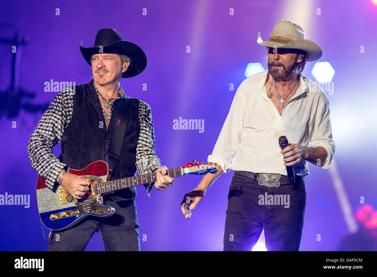 Chicago, Illinois, USA. 18th June, 2016. KIX BROOKS (L) and RONNIE DUNN ...