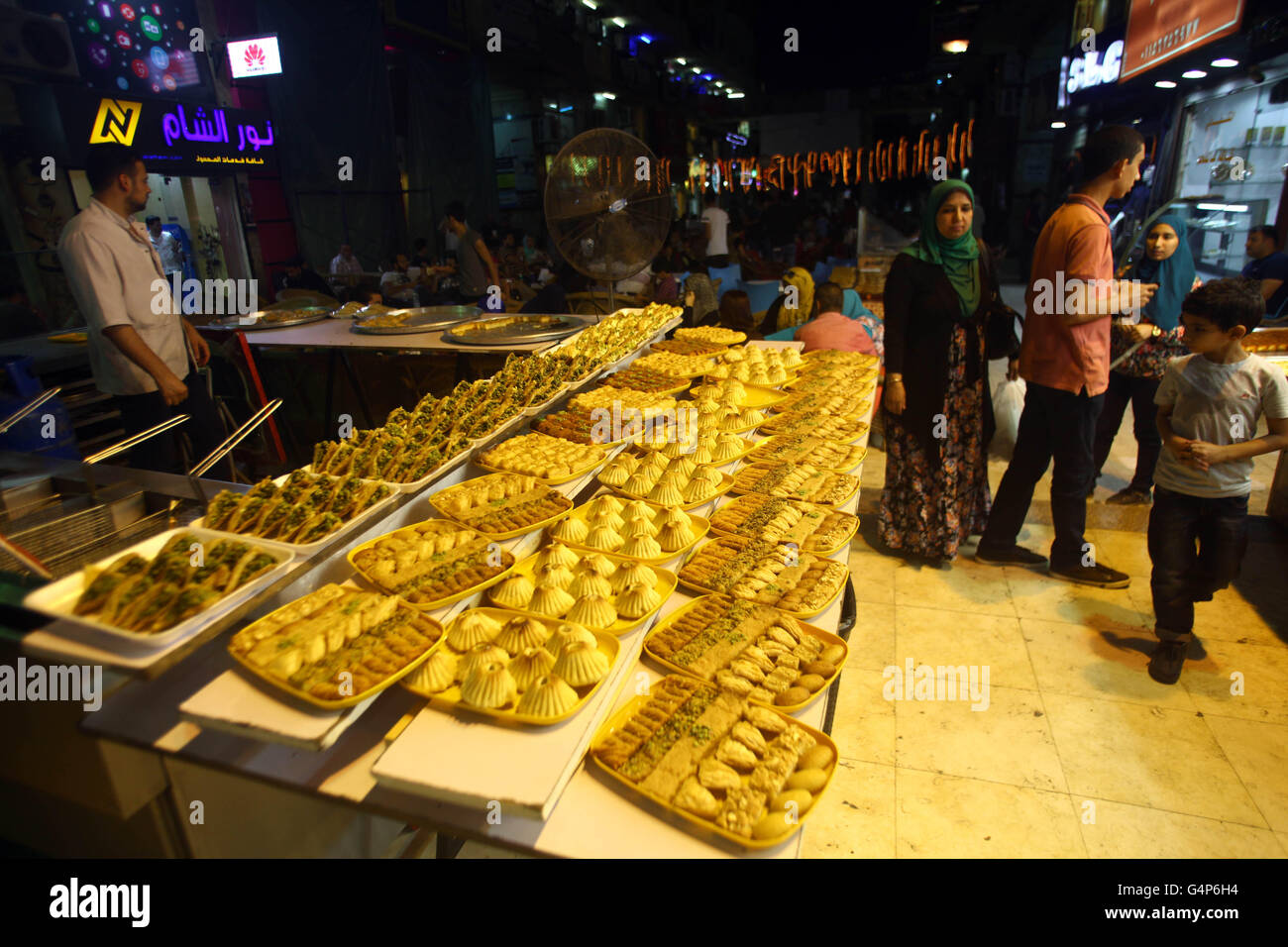 Cairo, Egypt. 18th June, 2016. Syrian traditional sweets are seen at a ...