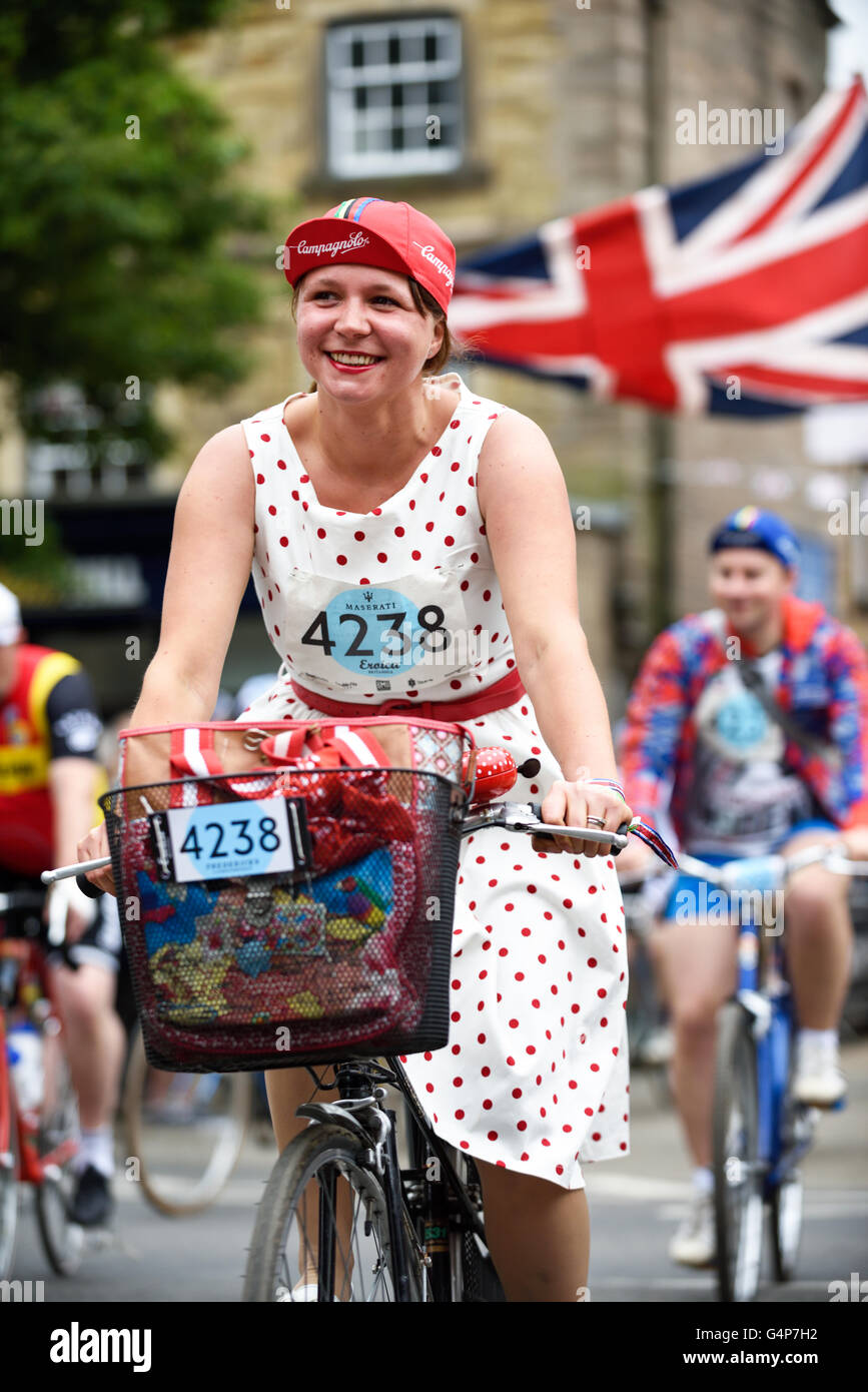 Women cycling 1970s hi-res stock photography and images - Alamy