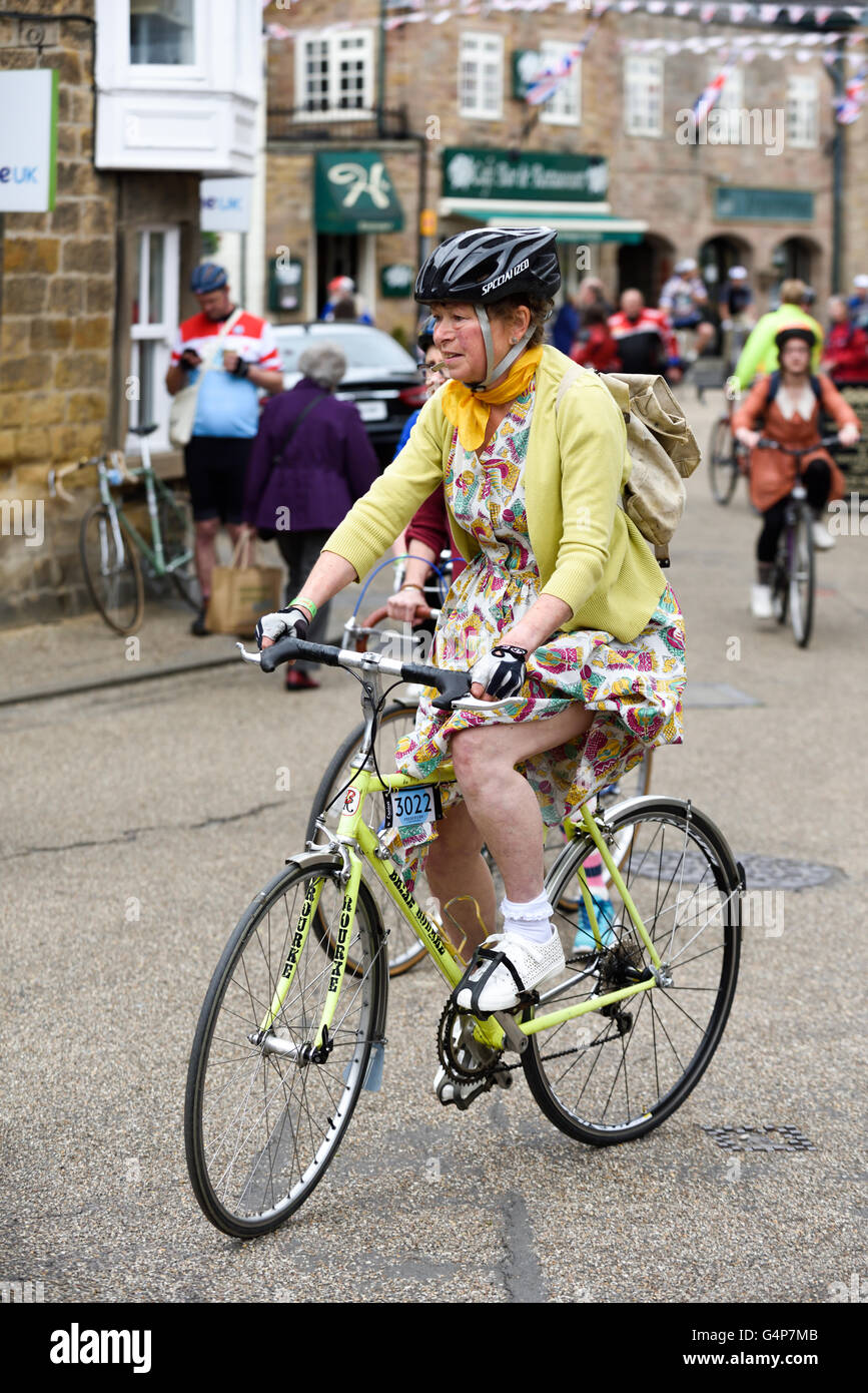 Women cycling 1970s hi-res stock photography and images - Alamy