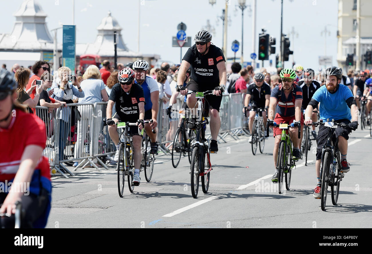 Brighton, UK. 19th June 2016. Cyclists near the finishing line as they ...
