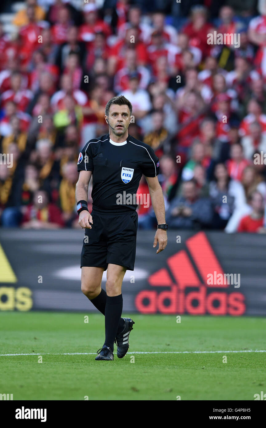 Parc des princes referee nicola rizzoli hi-res stock photography and ...