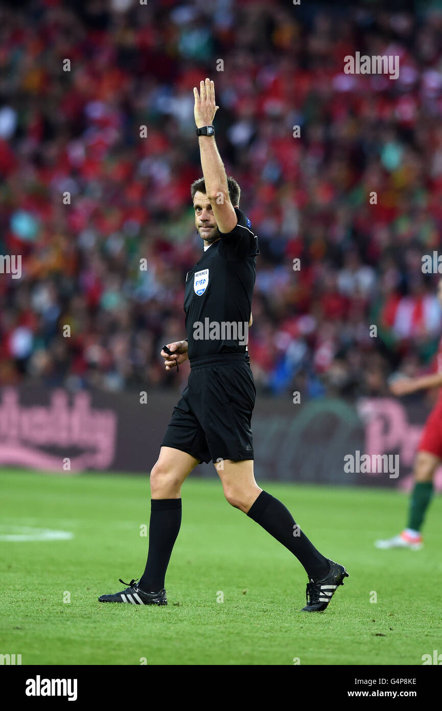 Parc des princes referee nicola rizzoli hi-res stock photography and ...