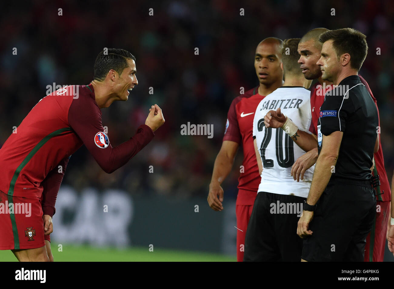 Parc des princes referee nicola rizzoli hi-res stock photography and ...