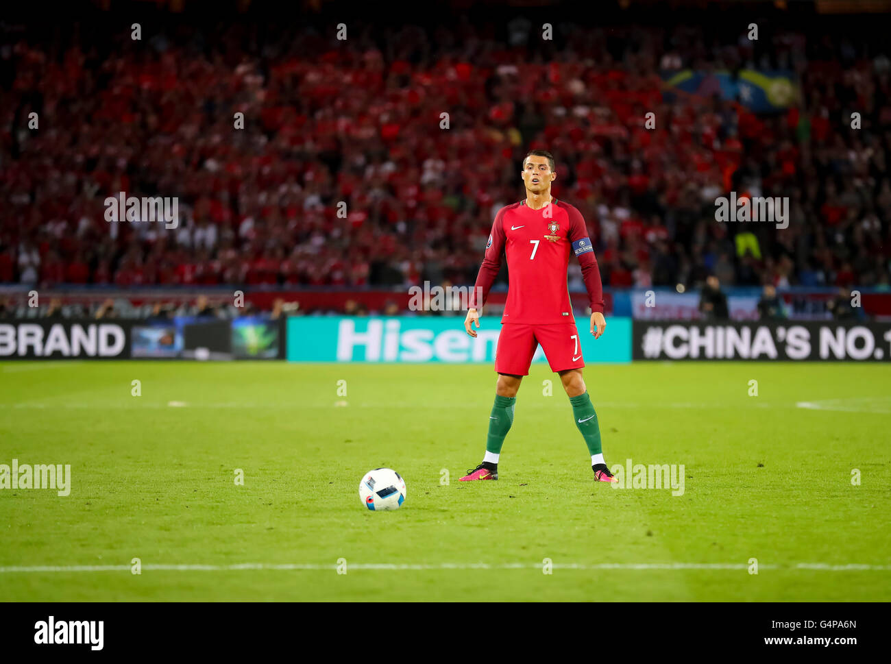 Cristiano ronaldo shot on goal hi-res stock photography and images - Alamy