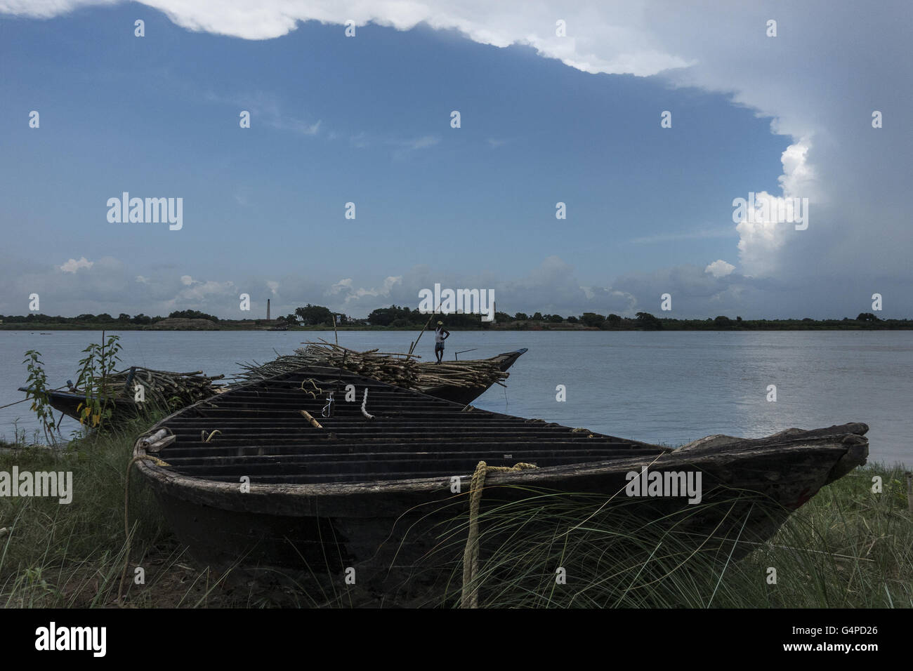 Boatman in the rain hi-res stock photography and images - Alamy
