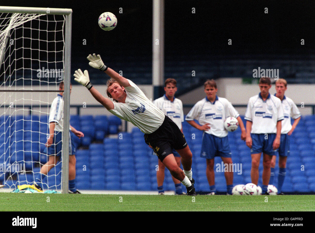 Steve Simonsen/Everton FC Stock Photo - Alamy