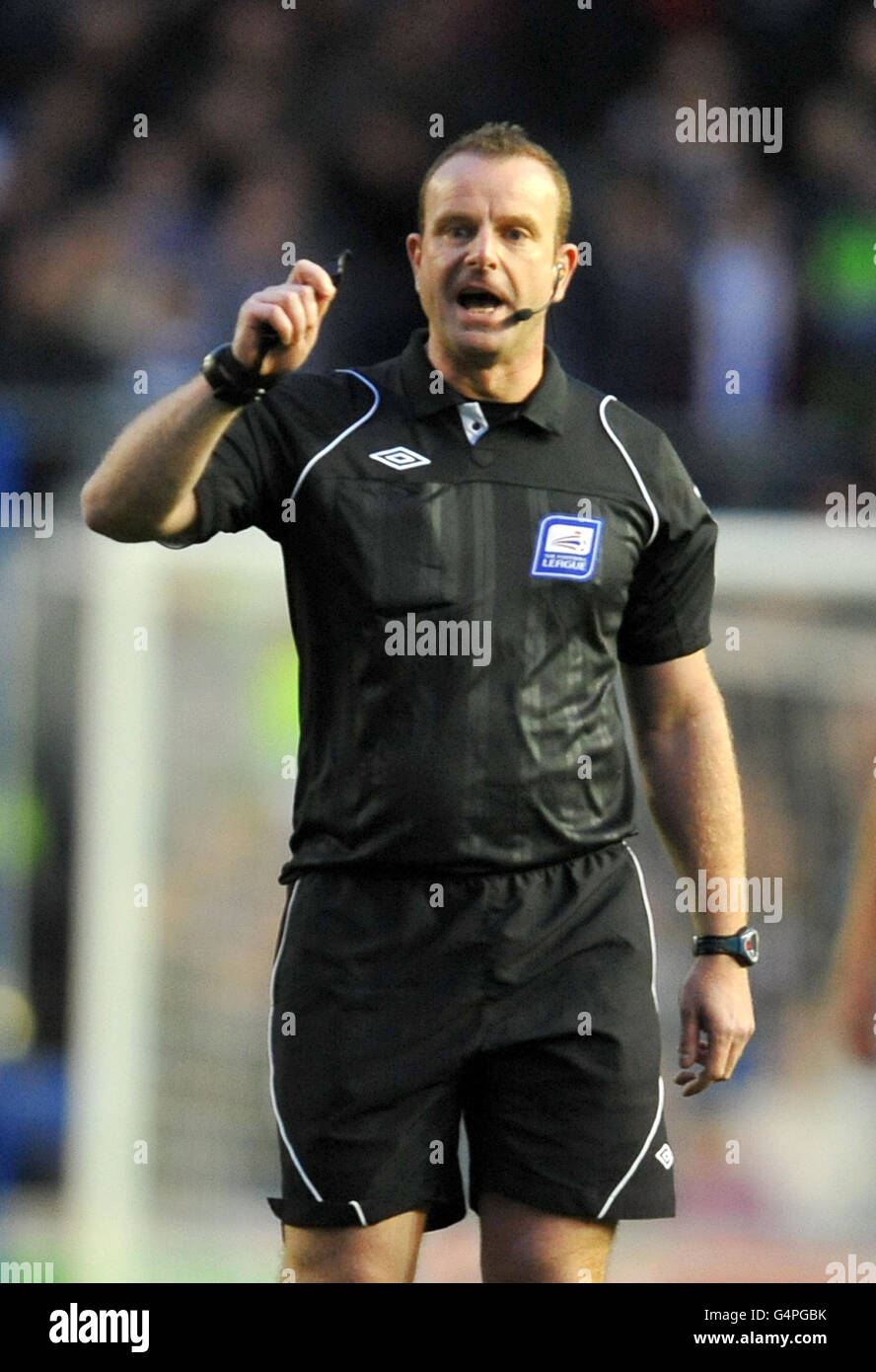 Match referee keith wright hi-res stock photography and images - Alamy