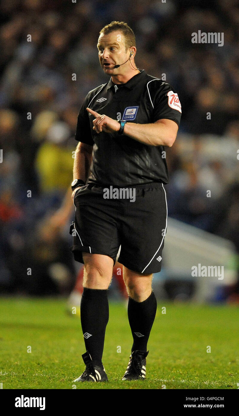 Match referee keith wright hi-res stock photography and images - Alamy