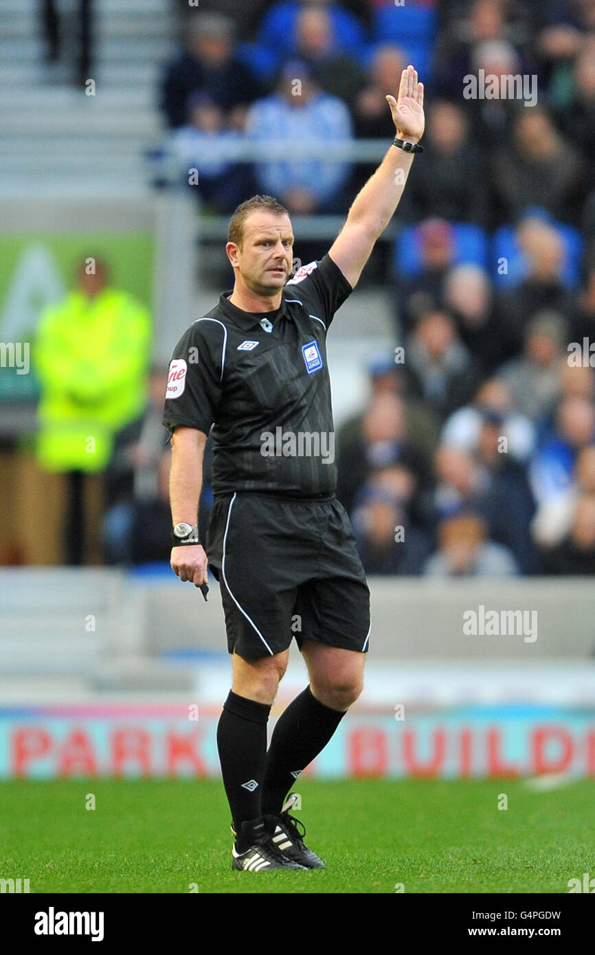Match referee keith wright hi-res stock photography and images - Alamy