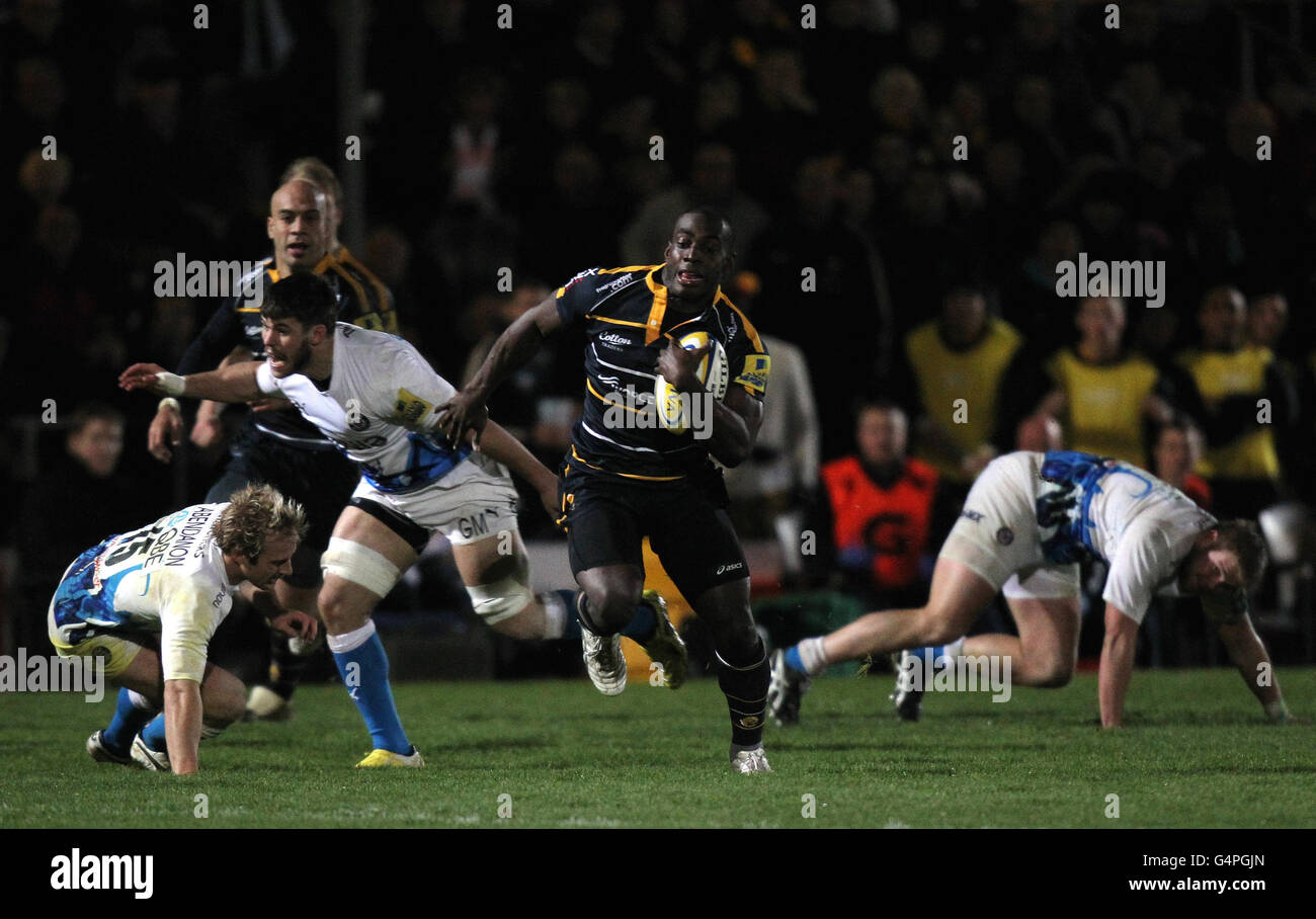 Miles Benjamin steps inside the tackle of Bath's Nick Abendanon (left ...