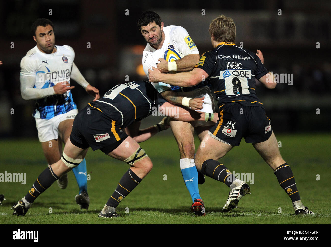 Rugbyu worcester full length tackling mangrr hi-res stock photography ...