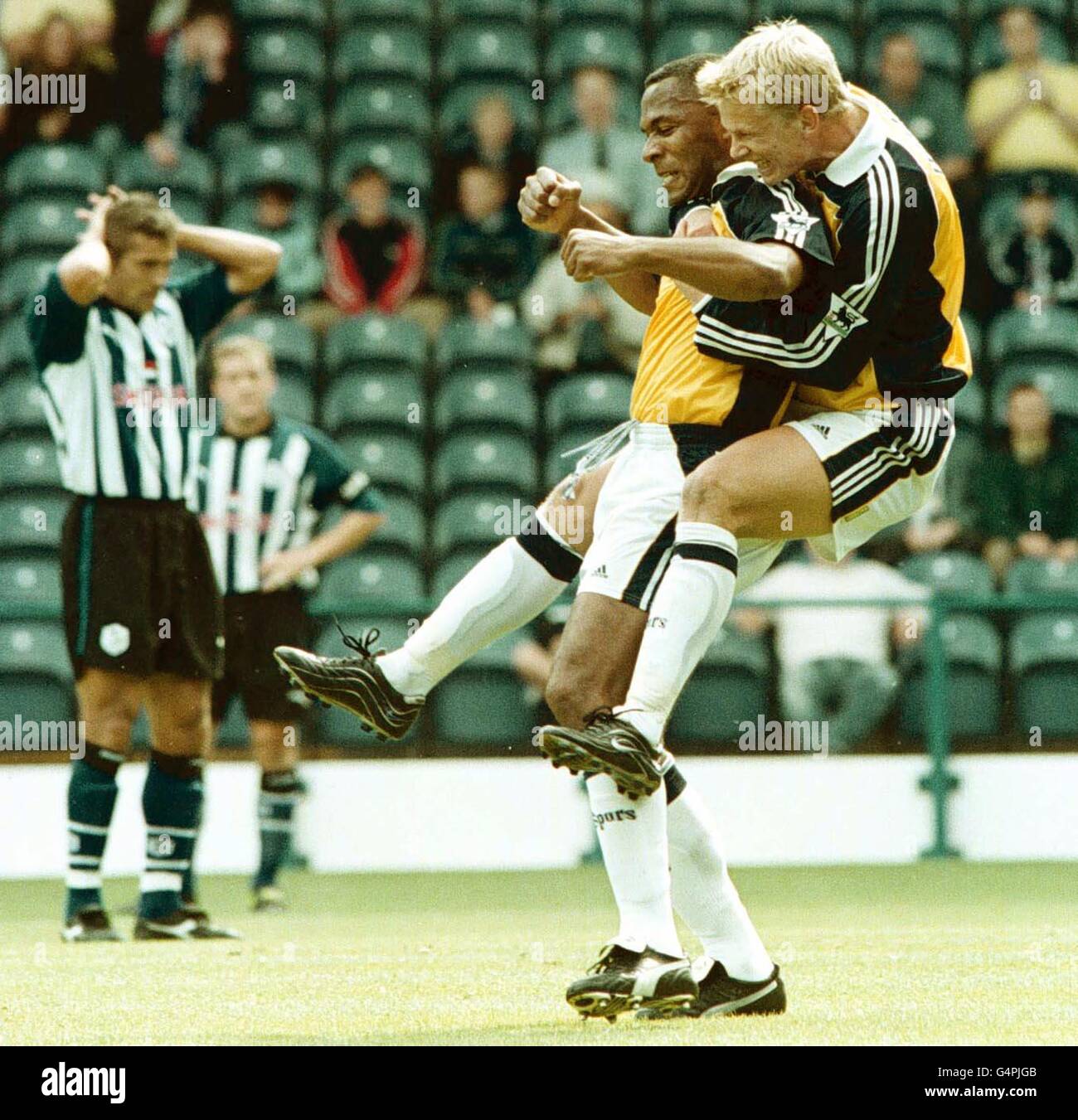 Les Ferdinand (L) celebrates with Steffen Iversen after scoring for ...