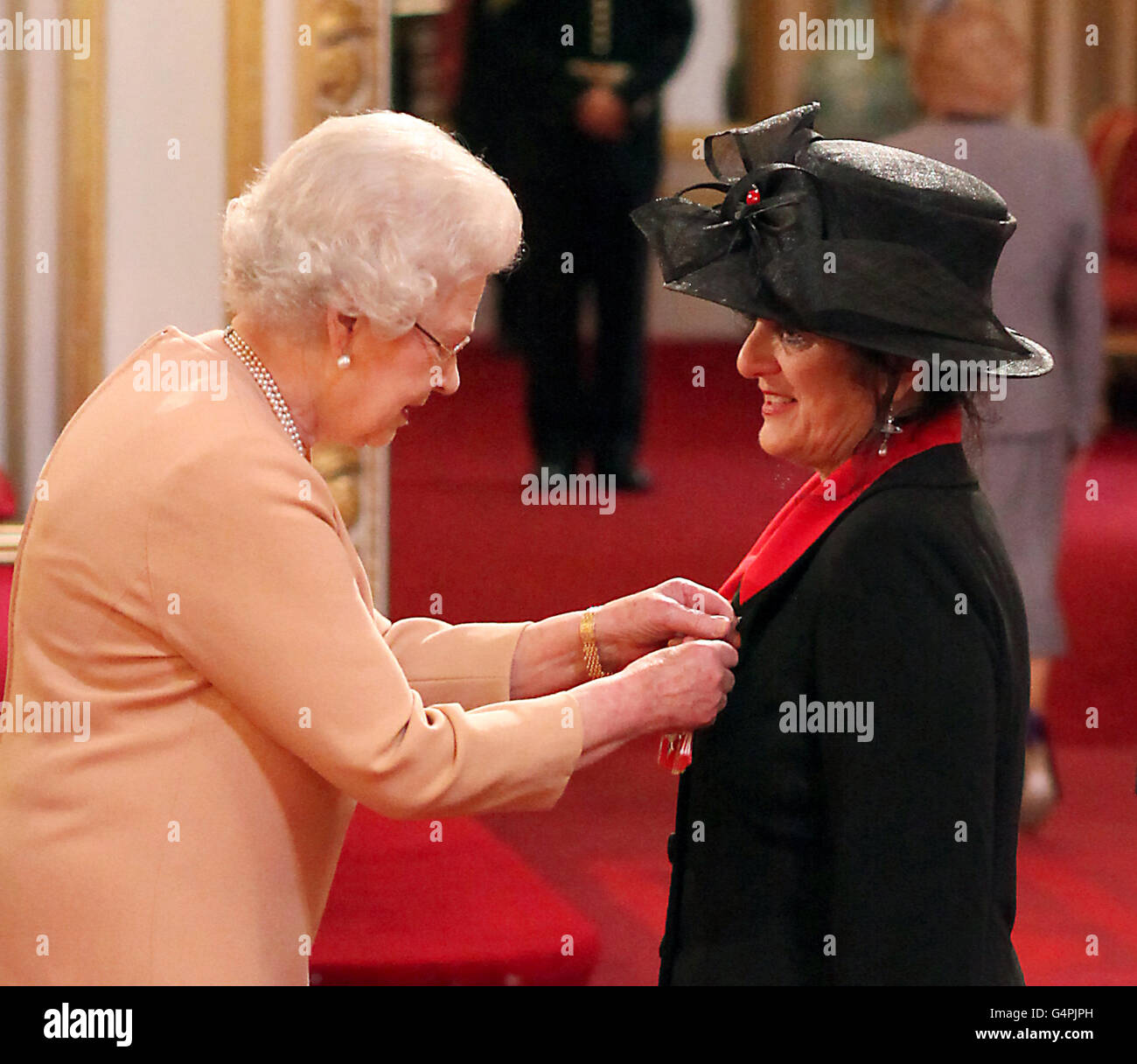Maxine pittaway made mbe by queen elizabeth ii buckingham palace hi-res ...