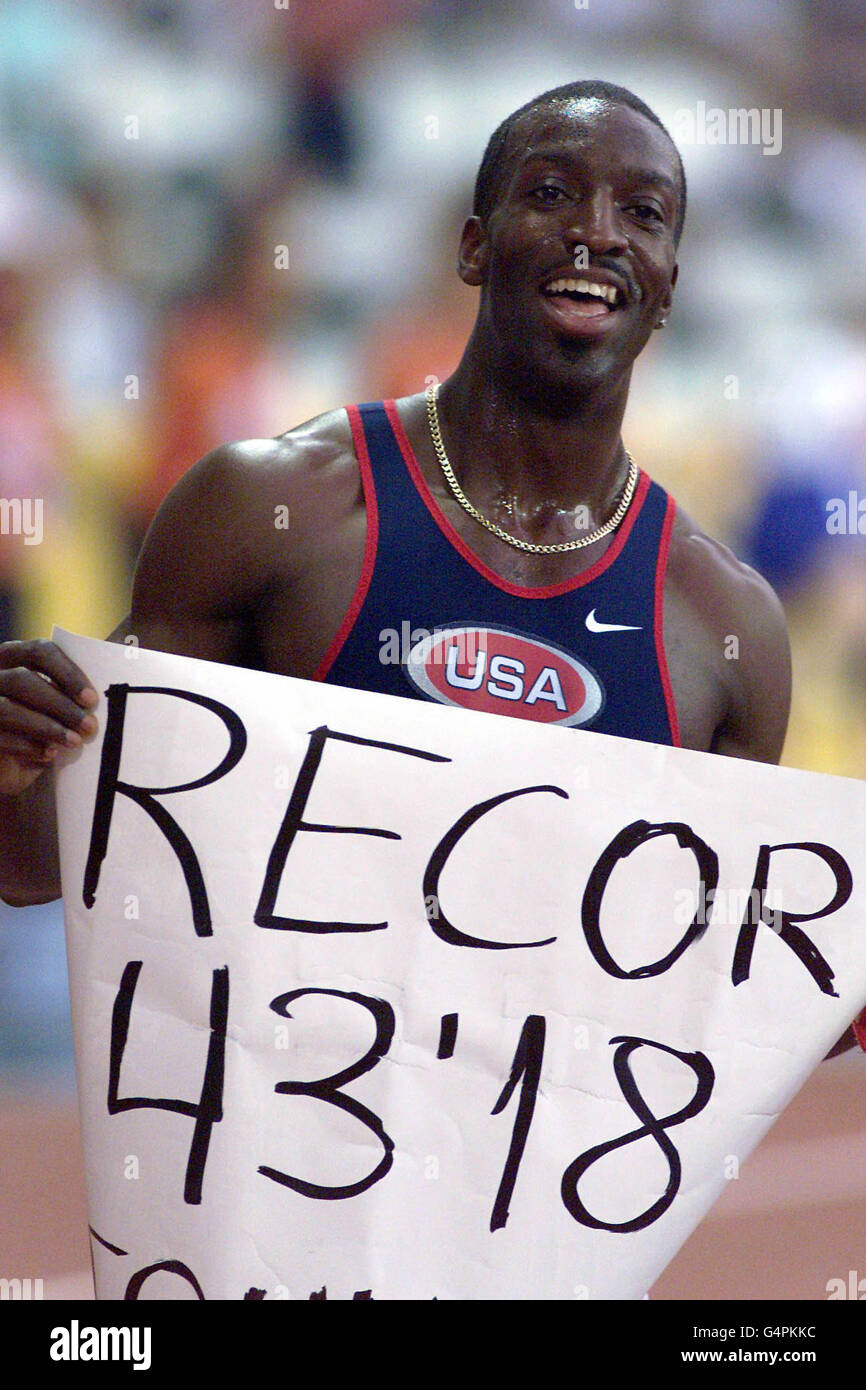 American Micheal Johnson proudly displays his new 400m World Record ...