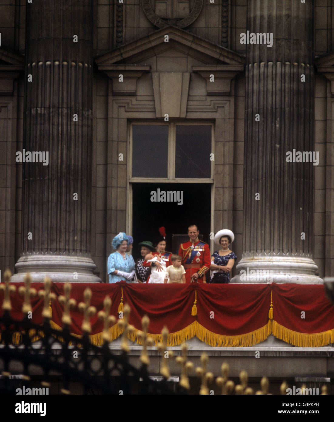 Queen Elizabeth II on the balcony of Buckingham Palace, holding 12-week ...