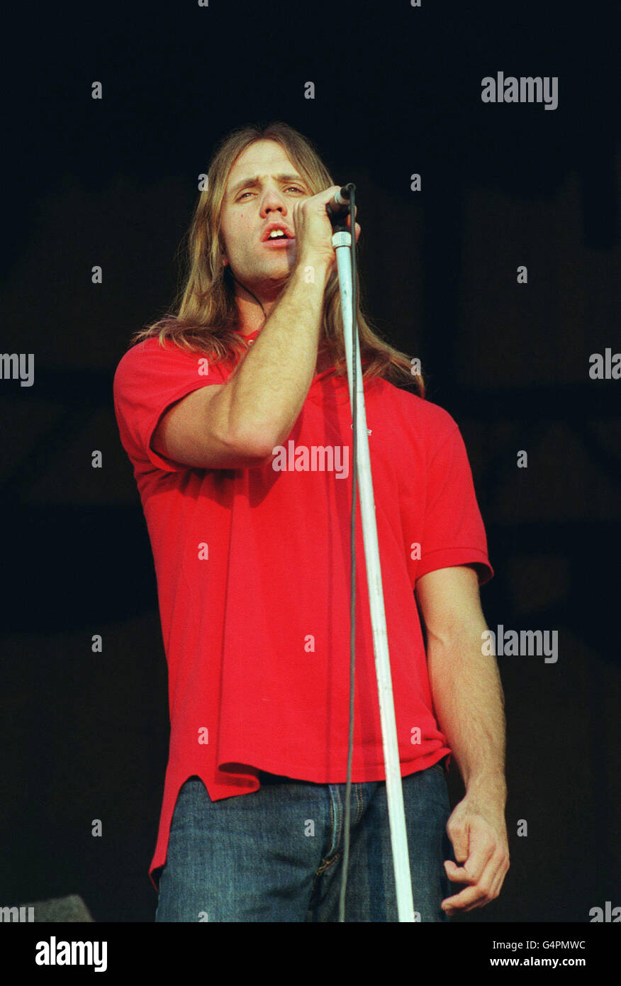 Gary Stringer, lead singer of the pop band Reef, performing on stage at ...