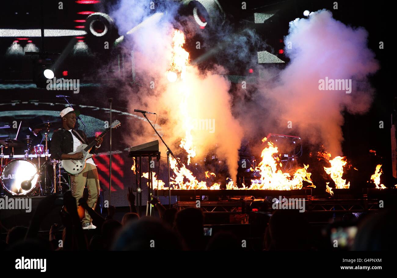 Labrinth on stage capital fms jingle bell ball o2 arena hi-res stock ...