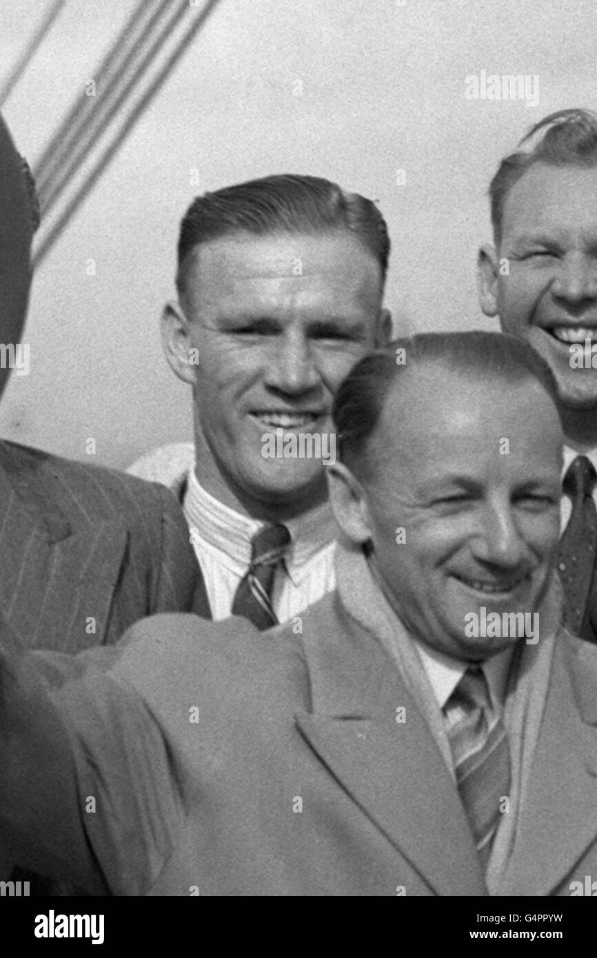 Cricket - The Ashes - Australia - Tilbury. Sam Loxton and Don Bradman ...