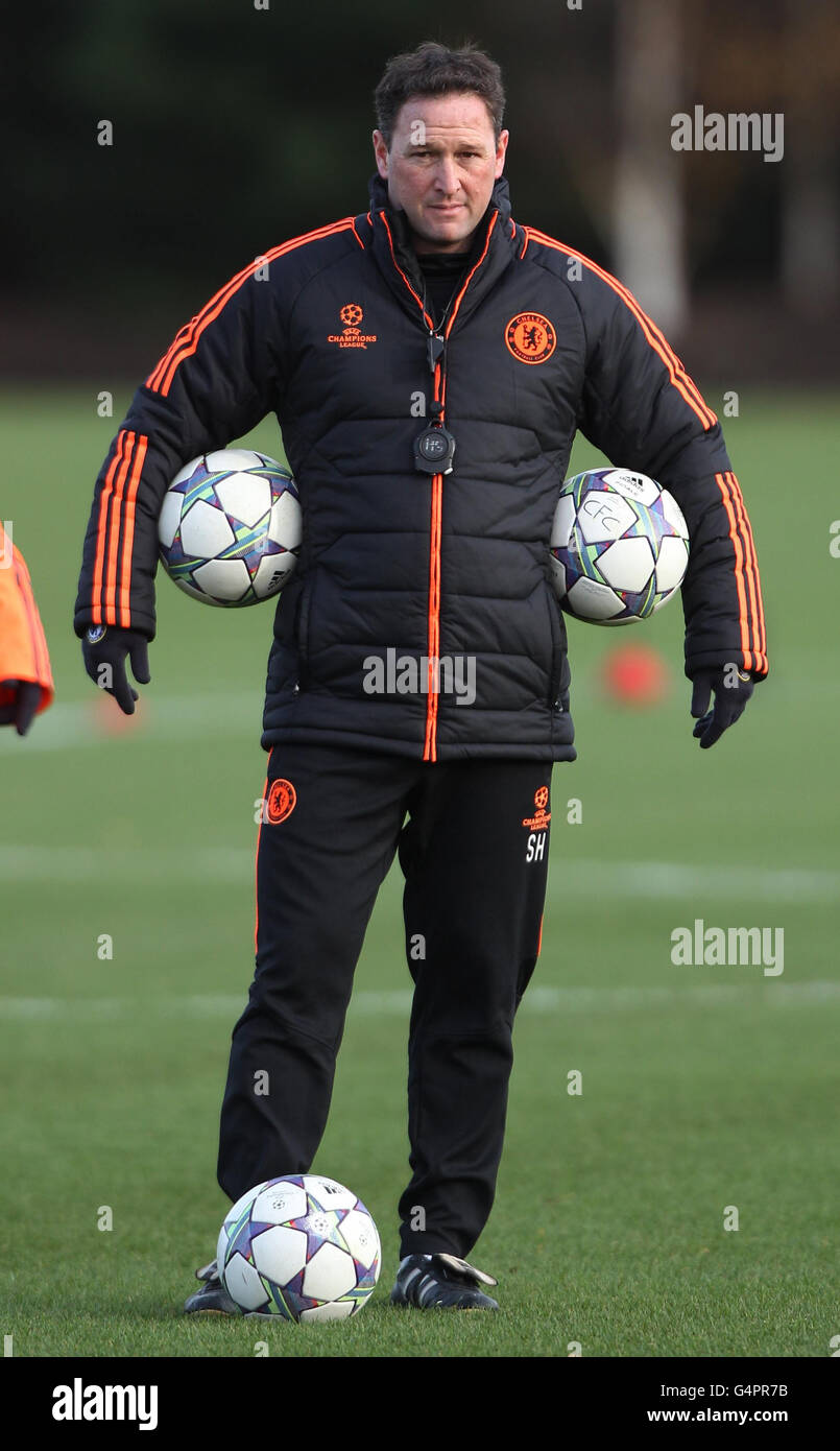 Chelsea players at cobham training ground hi-res stock photography and ...
